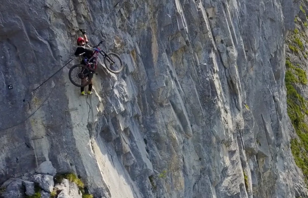 ¿Te imaginas ir por una vía ferrata con tu mountain bike? Aquí lo ...